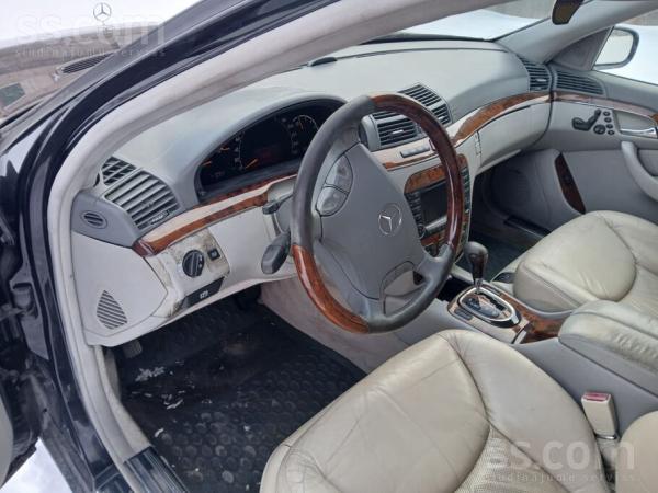 Black Mercedes-Benz S 320 2003 in Jelgava, with an engine capacity of 3.20 L and mileage of 279 thousand km for 2050 €, photo 3 on AUTOMOTO.COM.LV