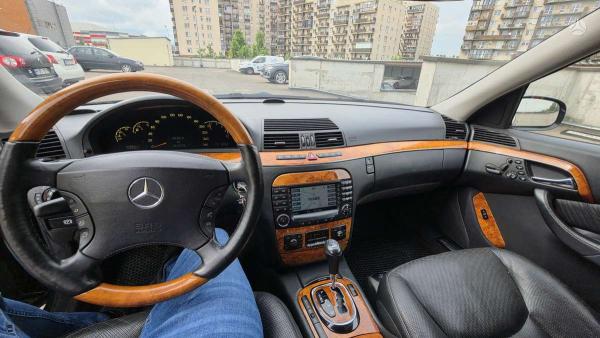 Black Mercedes-Benz S 320 2004 in Vilnius, with an engine capacity of 3.22 L and mileage of 457 thousand km for 3200 €, photo 7 on AUTOMOTO.COM.LV