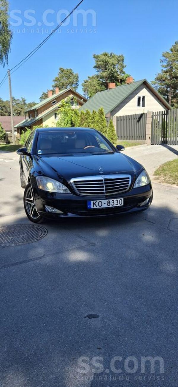 Black Mercedes-Benz S 320 2006 in Riga, with an engine capacity of 3.20 L and mileage of 302 thousand km for 5350 €, photo 1 on AUTOMOTO.COM.LV