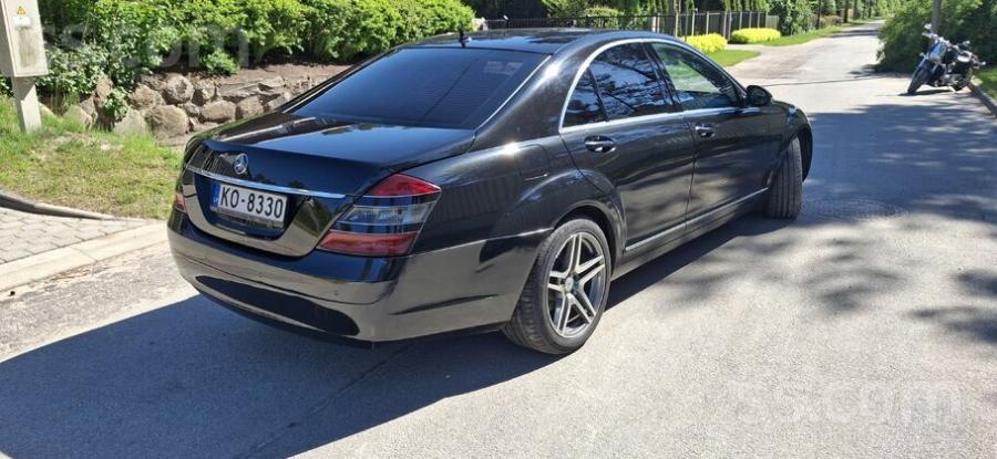 Black Mercedes-Benz S 320 2006 in Riga, with an engine capacity of 3.20 L and mileage of 302 thousand km for 5350 €, photo 2 on AUTOMOTO.COM.LV