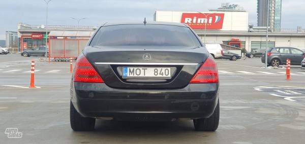 Melns Mercedes-Benz S 320 2006 Viļņa, ar dzinēja tilpumu 3.00 L un nobraukumu 400 tūkst. km par 3999 €, foto 3 vietnē AUTOMOTO.COM.LV