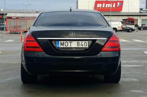 Black Mercedes-Benz S 320 2006 in Vilnius, with an engine capacity of 3.00 L and mileage of 400 thousand km for 3999 €, photo 3 on AUTOMOTO.COM.LV