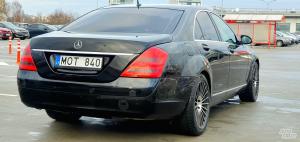 Black Mercedes-Benz S 320 2006 in Vilnius, with an engine capacity of 3.00 L and mileage of 400 thousand km for 3999 €, photo 4 on AUTOMOTO.COM.LV