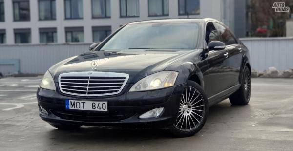 Melns Mercedes-Benz S 320 2006 Viļņa, ar dzinēja tilpumu 3.00 L un nobraukumu 400 tūkst. km par 3999 €, foto 1 vietnē AUTOMOTO.COM.LV