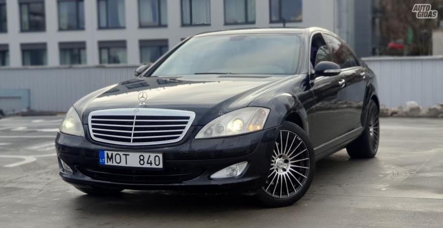 Melns Mercedes-Benz S 320 2006 Viļņa, ar dzinēja tilpumu 3.00 L un nobraukumu 400 tūkst. km par 3999 €, foto 1 vietnē AUTOMOTO.COM.LV