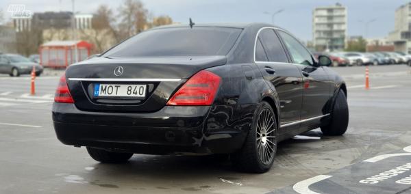 Melns Mercedes-Benz S 320 2006 Viļņa, ar dzinēja tilpumu 3.00 L un nobraukumu 400 tūkst. km par 3999 €, foto 2 vietnē AUTOMOTO.COM.LV