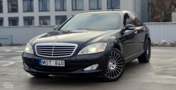 Black Mercedes-Benz S 320 2006 in Vilnius, with an engine capacity of 3.00 L and mileage of 400 thousand km for 3999 €, photo 1 on AUTOMOTO.COM.LV