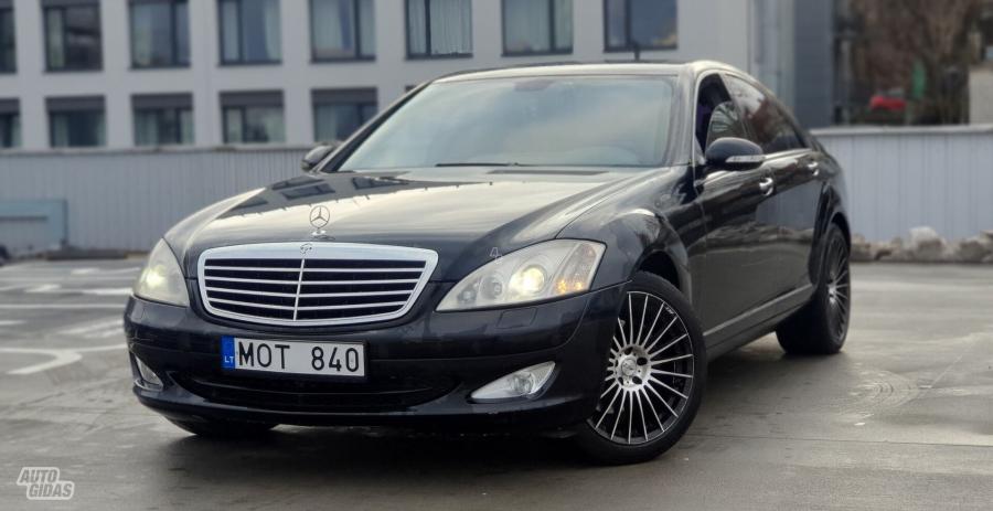 Black Mercedes-Benz S 320 2006 in Vilnius, with an engine capacity of 3.00 L and mileage of 400 thousand km for 3999 €, photo 1 on AUTOMOTO.COM.LV