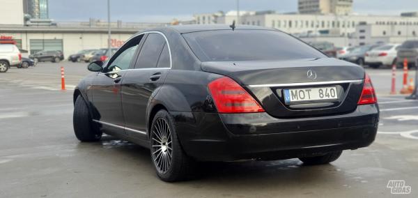 Black Mercedes-Benz S 320 2006 in Vilnius, with an engine capacity of 3.00 L and mileage of 400 thousand km for 3999 €, photo 2 on AUTOMOTO.COM.LV