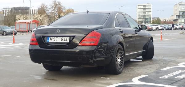 Black Mercedes-Benz S 320 2006 in Vilnius, with an engine capacity of 3.00 L and mileage of 400 thousand km for 3999 €, photo 3 on AUTOMOTO.COM.LV