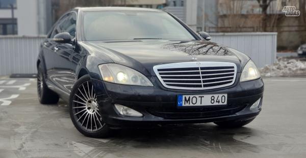 Black Mercedes-Benz S 320 2006 in Vilnius, with an engine capacity of 3.00 L and mileage of 400 thousand km for 3999 €, photo 4 on AUTOMOTO.COM.LV