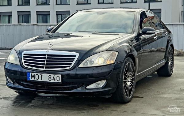Melns Mercedes-Benz S 320 2006 Viļņa, ar dzinēja tilpumu 3.00 L un nobraukumu 400 tūkst. km par 3999 €, foto 2 vietnē AUTOMOTO.COM.LV