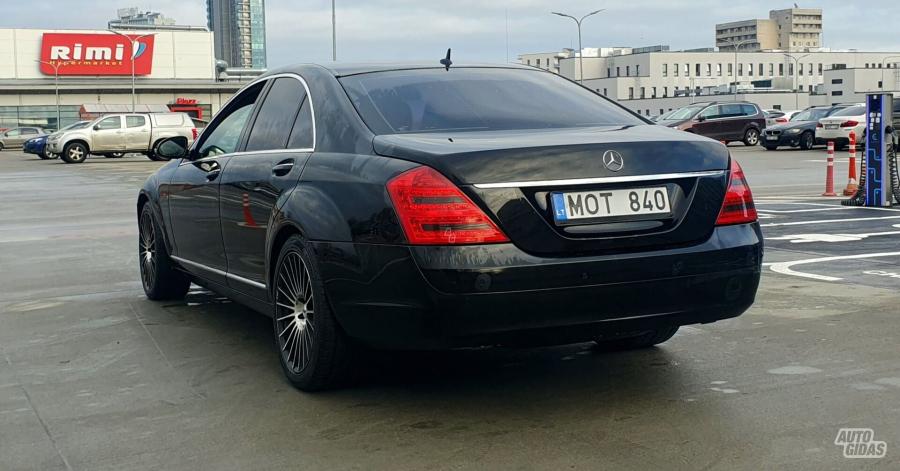 Black Mercedes-Benz S 320 2006 in Vilnius, with an engine capacity of 3.00 L and mileage of 400 thousand km for 3999 €, photo 3 on AUTOMOTO.COM.LV