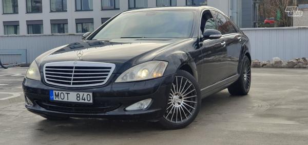 Black Mercedes-Benz S 320 2006 in Vilnius, with an engine capacity of 3.00 L and mileage of 400 thousand km for 4200 €, photo 1 on AUTOMOTO.COM.LV