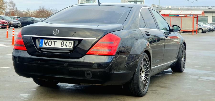 Melns Mercedes-Benz S 320 2006 Viļņa, ar dzinēja tilpumu 3.00 L un nobraukumu 400 tūkst. km par 4100 €, foto 2 vietnē AUTOMOTO.COM.LV