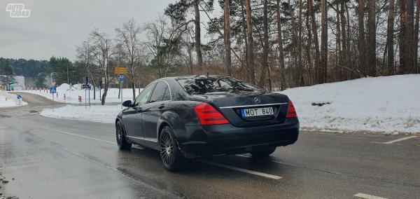 Black Mercedes-Benz S 320 2006 in Vilnius, with an engine capacity of 3.00 L and mileage of 408 thousand km for 3950 €, photo 2 on AUTOMOTO.COM.LV
