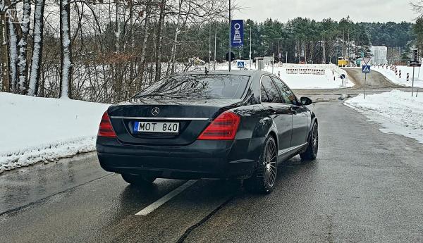 Black Mercedes-Benz S 320 2006 in Vilnius, with an engine capacity of 3.00 L and mileage of 408 thousand km for 3950 €, photo 3 on AUTOMOTO.COM.LV