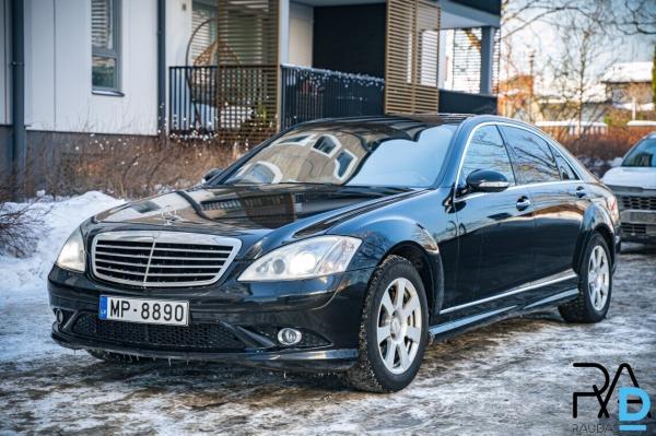 Black Mercedes-Benz S 320 2006 in Riga, with an engine capacity of 3.00 L and mileage of 415 thousand km for 6990 €, photo 1 on AUTOMOTO.COM.LV