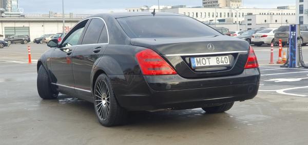 Black Mercedes-Benz S 320 2006 in Vilnius, with an engine capacity of 3.00 L and mileage of 400 thousand km for 4100 €, photo 4 on AUTOMOTO.COM.LV