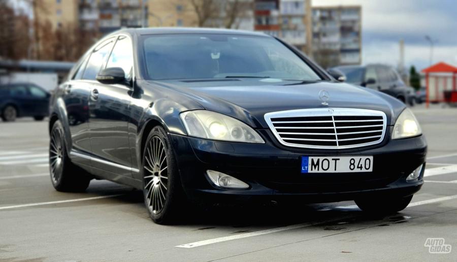 Melns Mercedes-Benz S 320 2006 Viļņa, ar dzinēja tilpumu 3.00 L un nobraukumu 400 tūkst. km par 4100 €, foto 1 vietnē AUTOMOTO.COM.LV