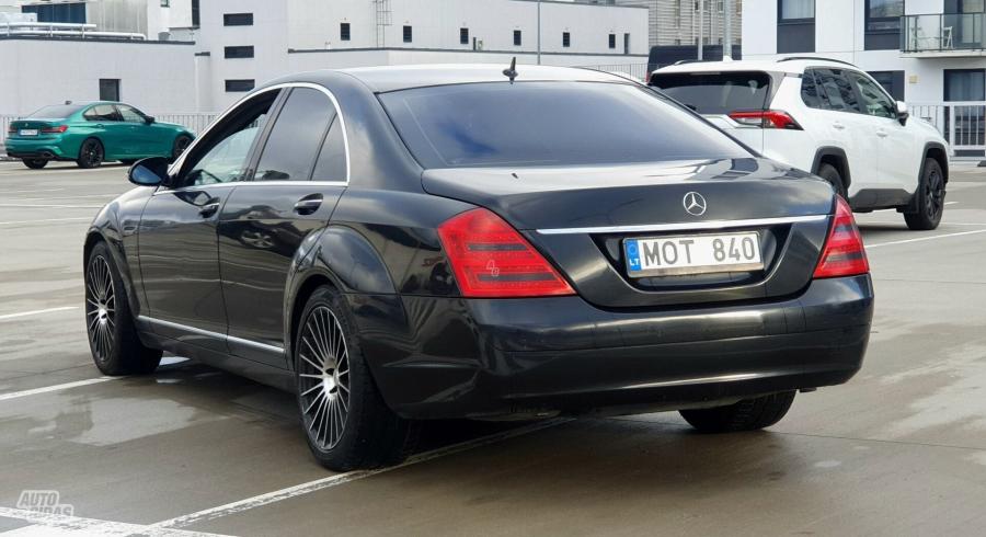 Black Mercedes-Benz S 320 2006 in Vilnius, with an engine capacity of 3.00 L and mileage of 400 thousand km for 3600 €, photo 4 on AUTOMOTO.COM.LV