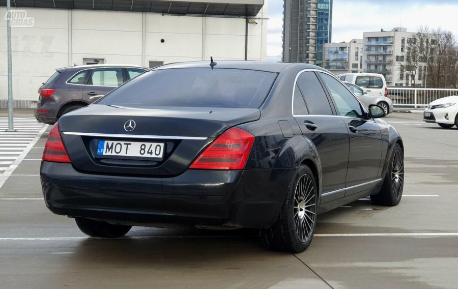 Black Mercedes-Benz S 320 2006 in Vilnius, with an engine capacity of 3.00 L and mileage of 400 thousand km for 3700 €, photo 2 on AUTOMOTO.COM.LV