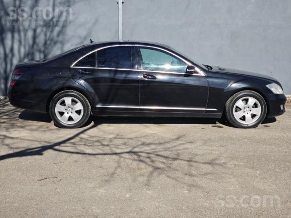 Melns Mercedes-Benz S 320 2006 Ogre, ar dzinēja tilpumu 3.00 L un nobraukumu 340 tūkst. km par 5950 €, foto 4 vietnē AUTOMOTO.COM.LV