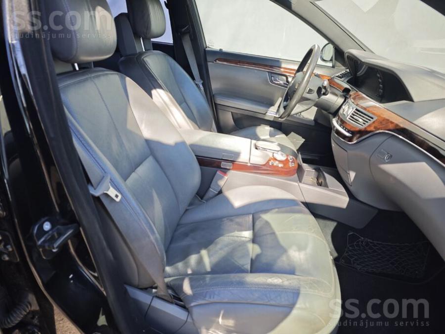 Black Mercedes-Benz S 320 2006 in Ogre, with an engine capacity of 3.00 L and mileage of 340 thousand km for 5950 €, photo 9 on AUTOMOTO.COM.LV