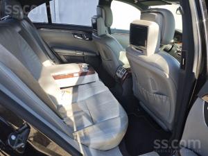 Black Mercedes-Benz S 320 2006 in Ogre, with an engine capacity of 3.00 L and mileage of 340 thousand km for 5950 €, photo 10 on AUTOMOTO.COM.LV