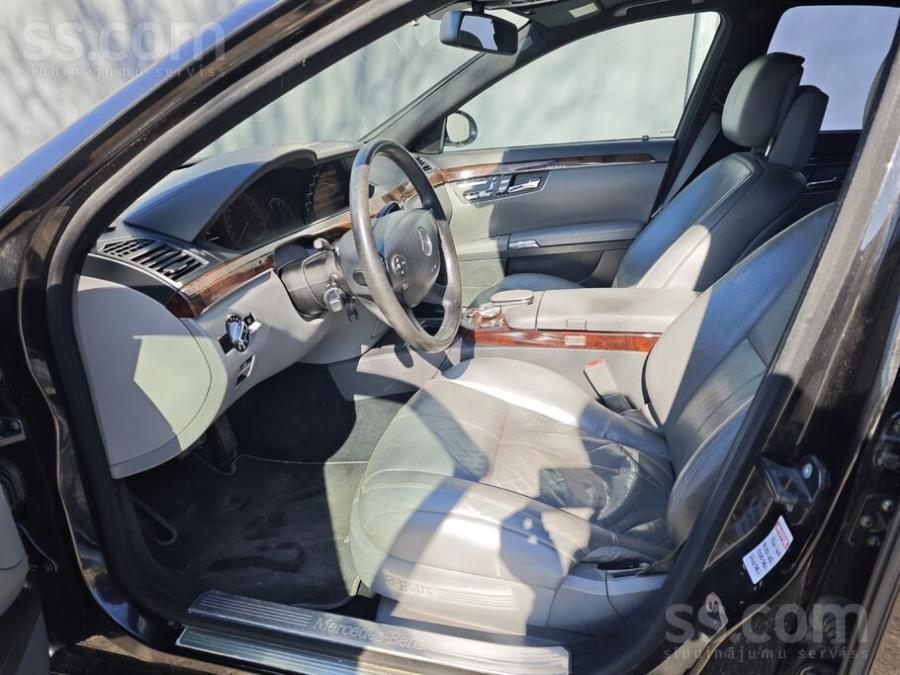 Black Mercedes-Benz S 320 2006 in Ogre, with an engine capacity of 3.00 L and mileage of 340 thousand km for 5950 €, photo 11 on AUTOMOTO.COM.LV