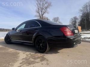 Black Mercedes-Benz S 320 2006 in Riga, with an engine capacity of 3.00 L and mileage of 401 thousand km for 5900 €, photo  on AUTOMOTO.COM.LV