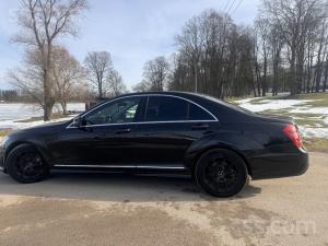 Black Mercedes-Benz S 320 2006 in Riga, with an engine capacity of 3.00 L and mileage of 401 thousand km for 5900 €, photo 3 on AUTOMOTO.COM.LV