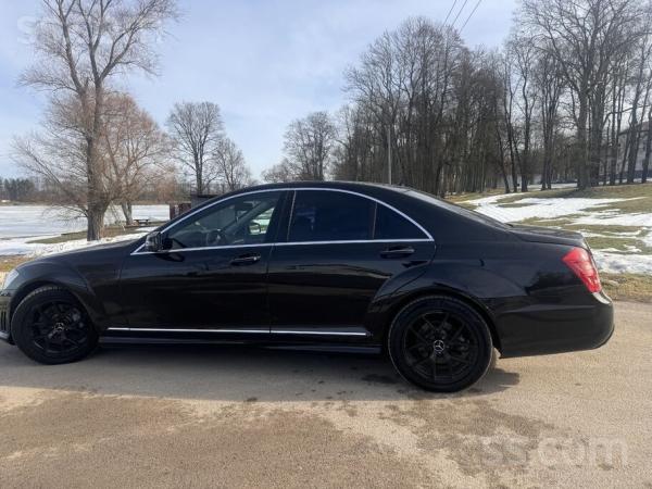 Black Mercedes-Benz S 320 2006 in Riga, with an engine capacity of 3.00 L and mileage of 401 thousand km for 5900 €, photo 2 on AUTOMOTO.COM.LV