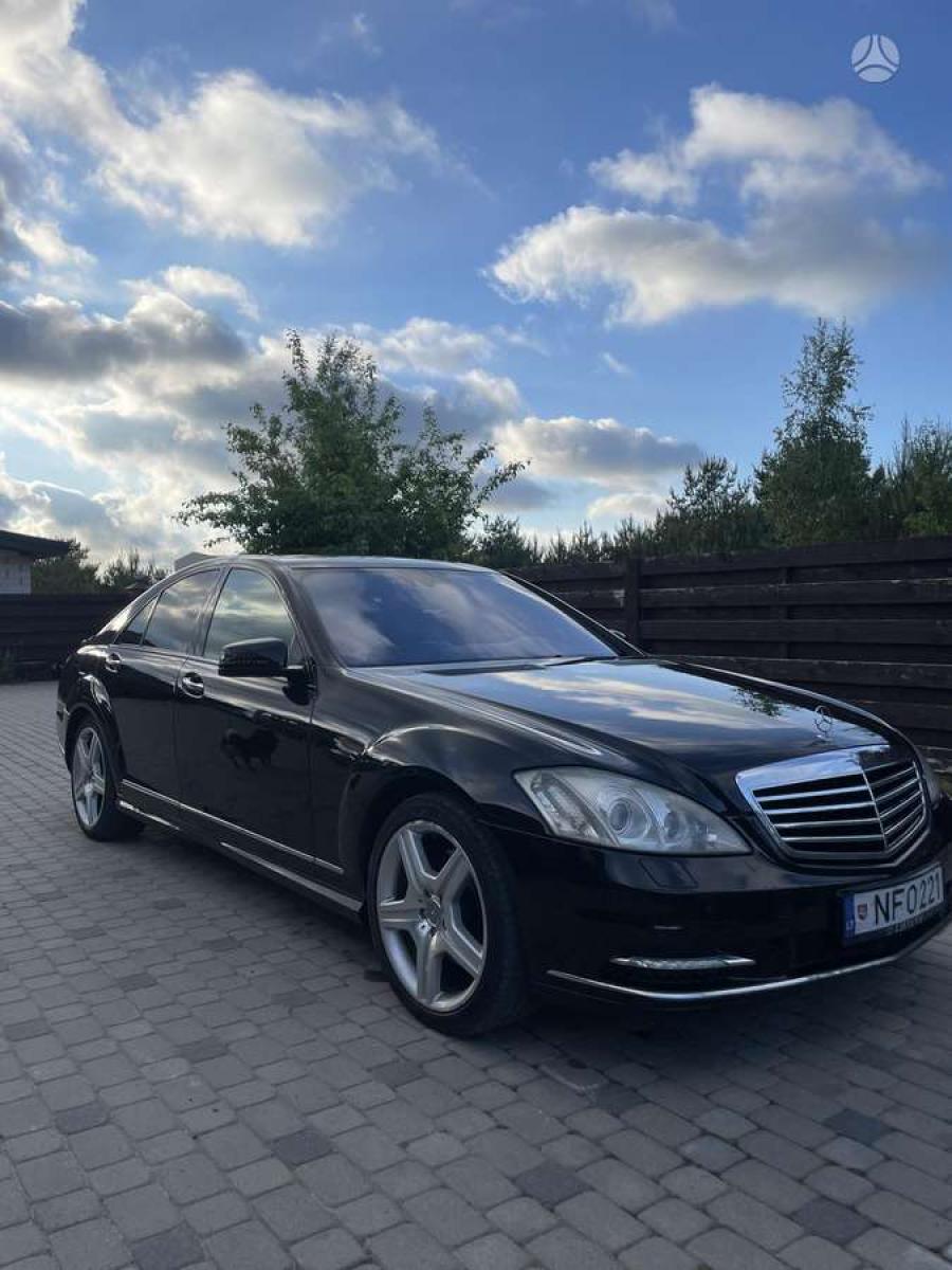 Черный Мерседес С 320 2006 в Клайпеда, объемом двигателя 3.20 л и пробегом 420 тыс. км за 6500 €, фото 1 на AUTOMOTO.COM.LV