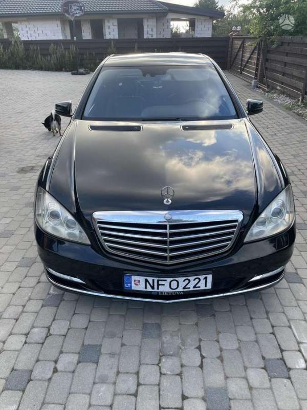 Черный Мерседес С 320 2006 в Клайпеда, объемом двигателя 3.20 л и пробегом 420 тыс. км за 6500 €, фото 2 на AUTOMOTO.COM.LV