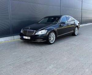 Black Mercedes-Benz S 320 2006 in Vilnius, with an engine capacity of 2.99 L and mileage of 295 thousand km for 4700 €, photo  on AUTOMOTO.COM.LV