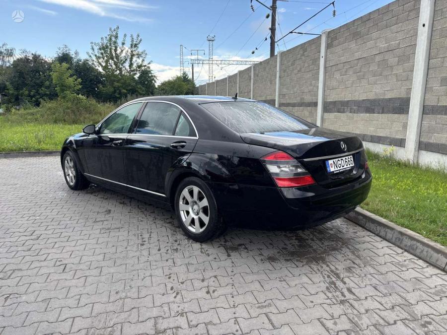 Melns Mercedes-Benz S 320 2006 Viļņa, ar dzinēja tilpumu 2.99 L un nobraukumu 297 tūkst. km par 4900 €, foto 3 vietnē AUTOMOTO.COM.LV