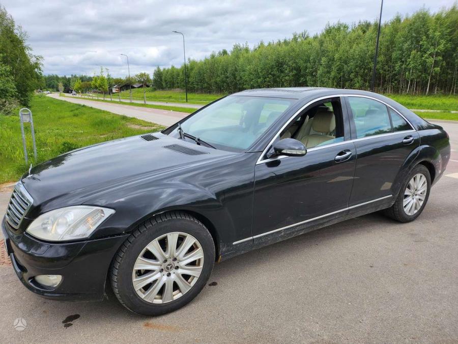 Black Mercedes-Benz S 320 2006 in Vilnius, with an engine capacity of 0.00 L and mileage of 446 thousand km for 4000 €, photo 4 on AUTOMOTO.COM.LV