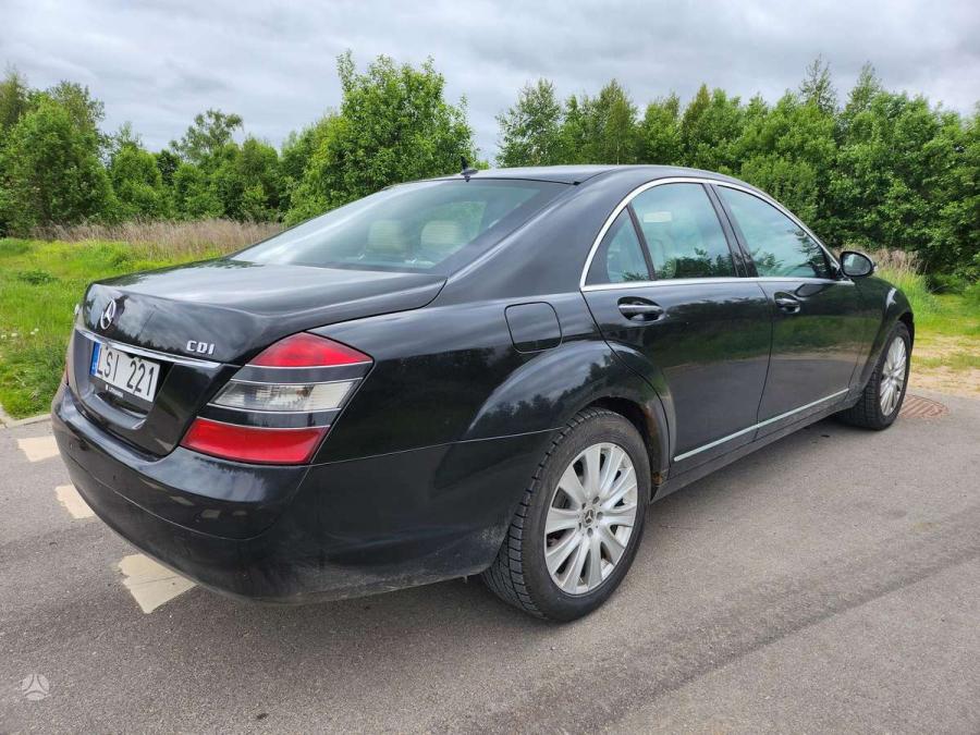 Black Mercedes-Benz S 320 2006 in Vilnius, with an engine capacity of 0.00 L and mileage of 446 thousand km for 4000 €, photo 7 on AUTOMOTO.COM.LV