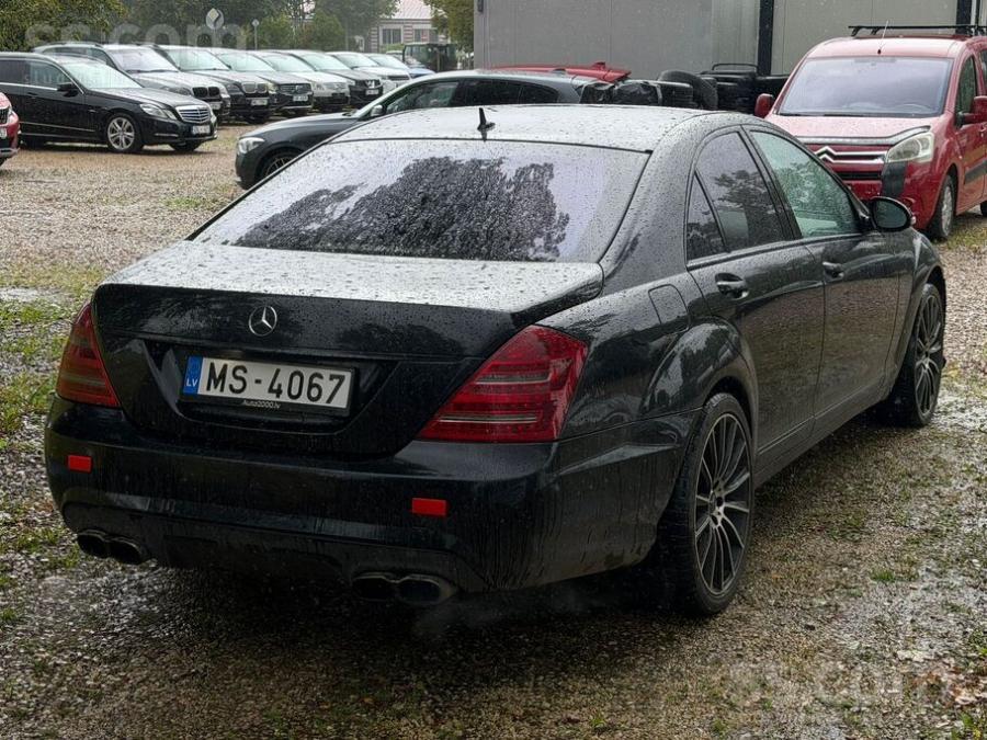 Black Mercedes-Benz S 320 2006 in Riga, with an engine capacity of 3.00 L and mileage of 0 thousand km for 3990 €, photo 4 on AUTOMOTO.COM.LV