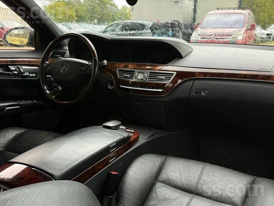 Black Mercedes-Benz S 320 2006 in Riga, with an engine capacity of 3.00 L and mileage of 0 thousand km for 3990 €, photo 9 on AUTOMOTO.COM.LV