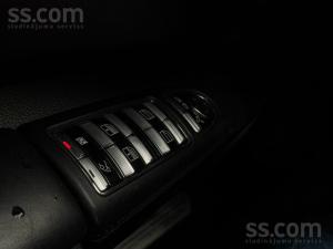 Black Mercedes-Benz S 320 2006 in Riga, with an engine capacity of 3.00 L and mileage of 0 thousand km for 3990 €, photo 13 on AUTOMOTO.COM.LV