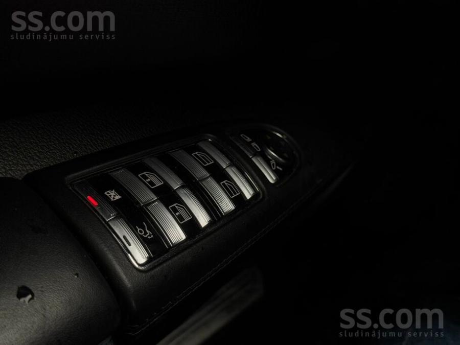 Black Mercedes-Benz S 320 2006 in Riga, with an engine capacity of 3.00 L and mileage of 0 thousand km for 3990 €, photo 13 on AUTOMOTO.COM.LV