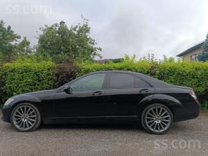 Black Mercedes-Benz S 320 2007 in Riga, with an engine capacity of 3.00 L and mileage of 295 thousand km for 7500 €, photo 2 on AUTOMOTO.COM.LV