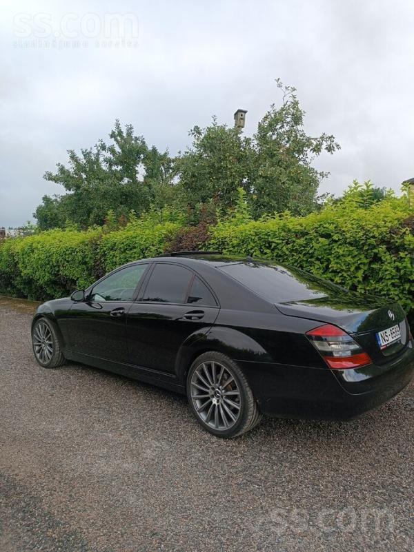 Black Mercedes-Benz S 320 2007 in Riga, with an engine capacity of 3.00 L and mileage of 295 thousand km for 7500 €, photo 3 on AUTOMOTO.COM.LV