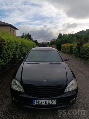 Black Mercedes-Benz S 320 2007 in Riga, with an engine capacity of 3.00 L and mileage of 295 thousand km for 7500 €, photo 4 on AUTOMOTO.COM.LV