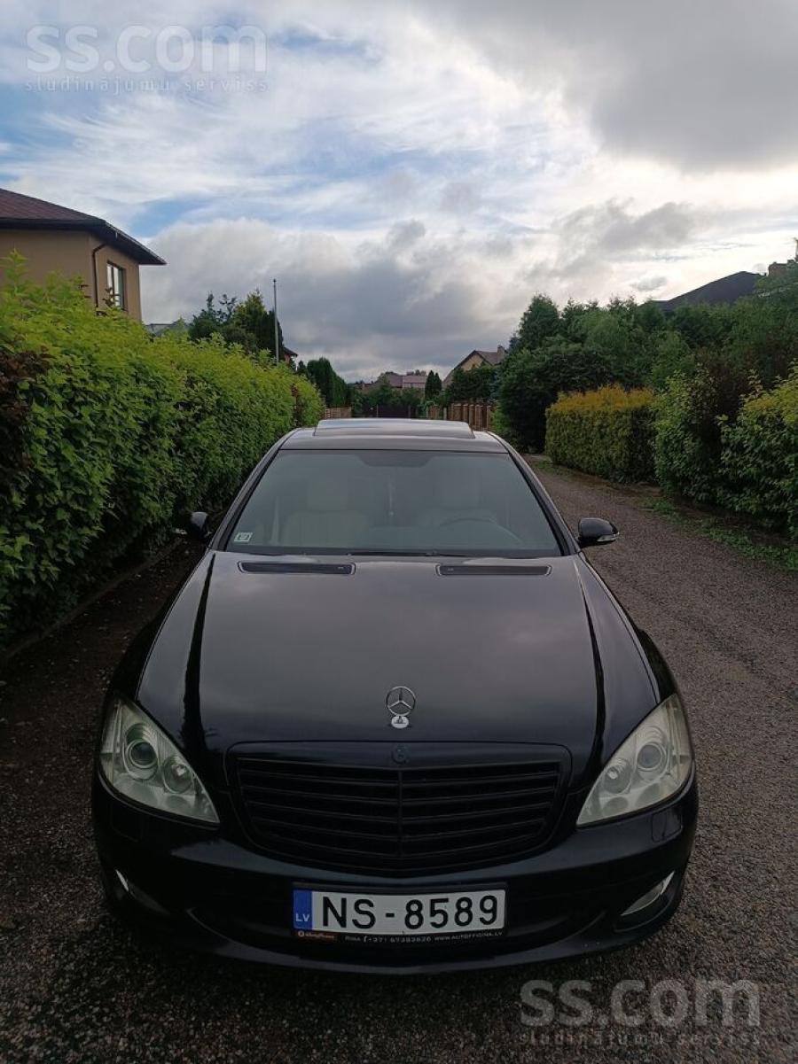 Black Mercedes-Benz S 320 2007 in Riga, with an engine capacity of 3.00 L and mileage of 295 thousand km for 7500 €, photo 4 on AUTOMOTO.COM.LV