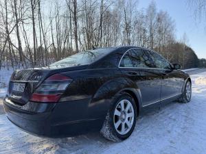 Black Mercedes-Benz S 320 2007 in Kaunas, with an engine capacity of 2.99 L and mileage of 412 thousand km for 5700 €, photo 3 on AUTOMOTO.COM.LV