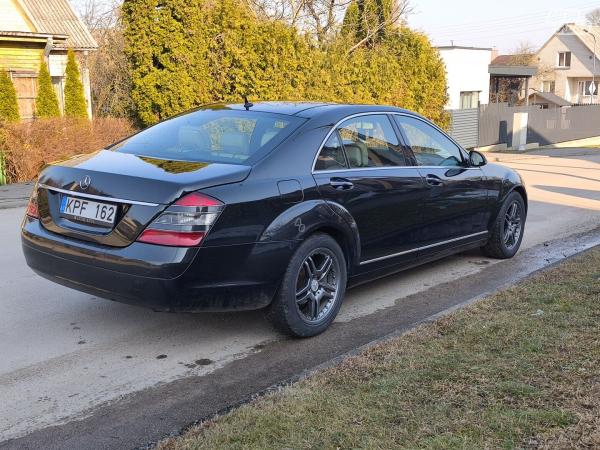 Black Mercedes-Benz S 320 2007 in Vilnius, with an engine capacity of 3.00 L and mileage of 420 thousand km for 5600 €, photo 4 on AUTOMOTO.COM.LV