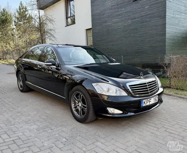 Melns Mercedes-Benz S 320 2007 Viļņa, ar dzinēja tilpumu 3.00 L un nobraukumu 441 tūkst. km par 4900 €, foto 2 vietnē AUTOMOTO.COM.LV